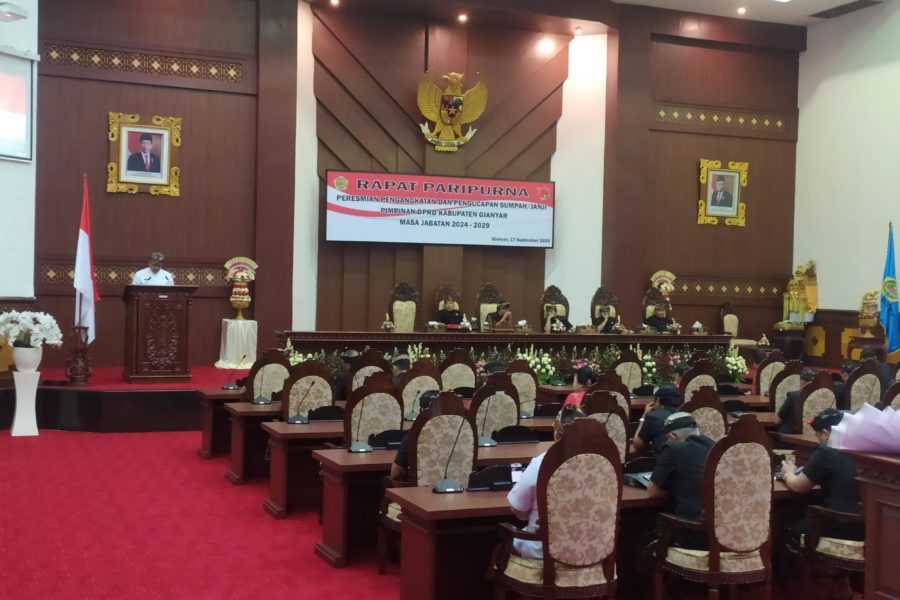 Resmi Dilantik, Pimpinan DPRD Langsung Pimpin Rapat Paripurna Penetapan APBD Perubahan 2024 ...