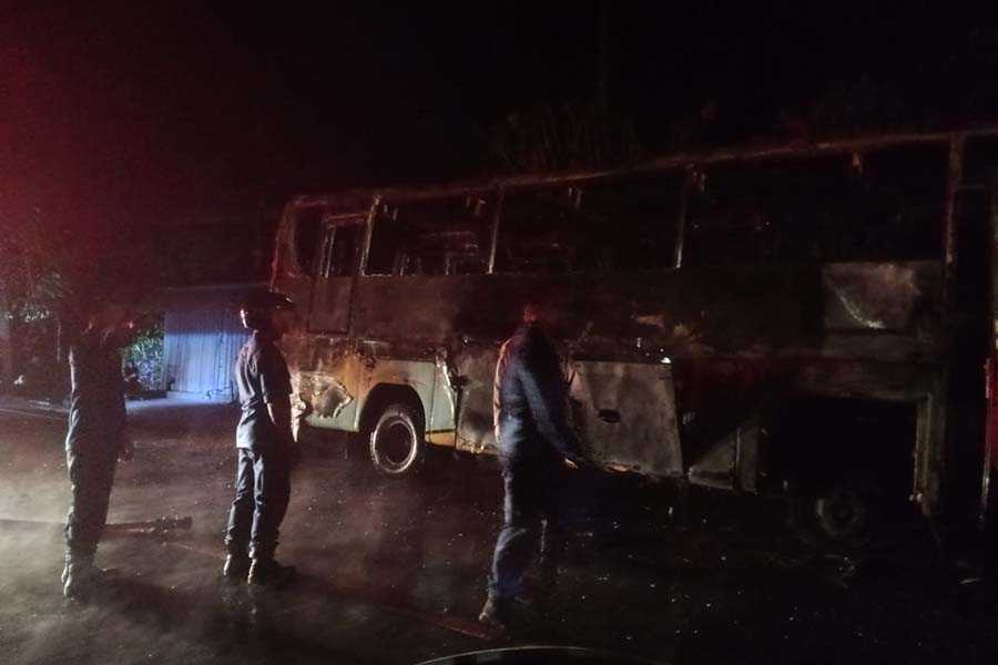 Bus PariwisataTerbakar di Jalan Denpasar-Gilimanuk | BALIPOST.com