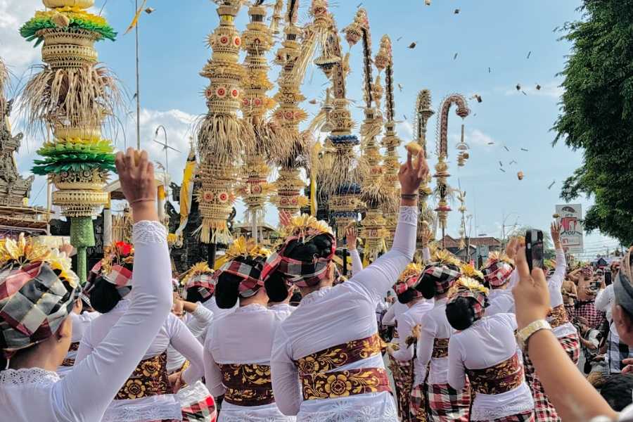 Krama Antusias Ikuti Tradisi Siat Tipat di Kapal | BALIPOST.com