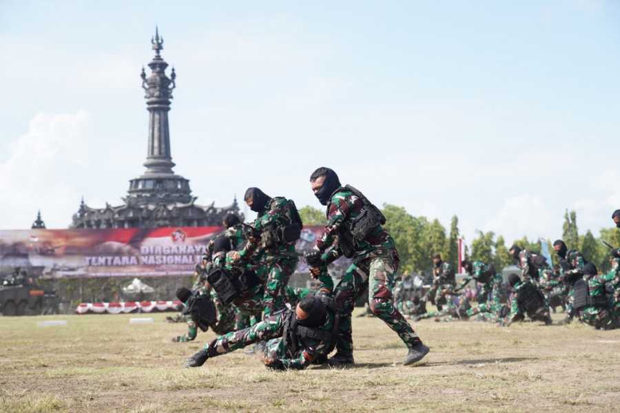 Peringati HUT ke-79 TNI, Batalyon Pemukul Kodam IX/Udayana Unjuk Kebolehan | BALIPOST.com