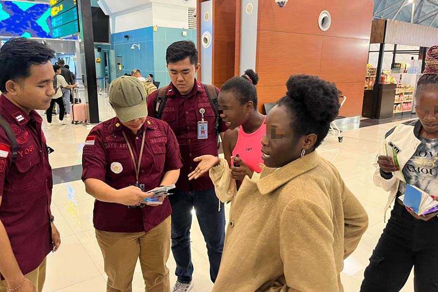 Tiga WNA Uganda Terlibat Prostitusi Dideportasi, Satu di Antaranya Idap HIV/AIDS | BALIPOST.com