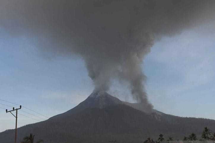Debu vulkanik Gunung Lewotobi Laki-laki Sampai ke Pulau Lombok ...
