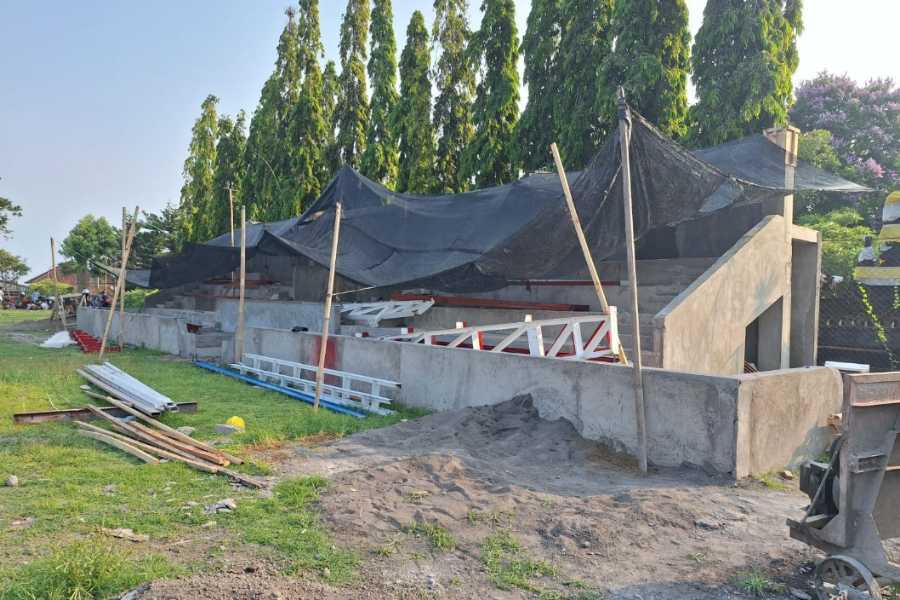 Diterjang Angin Kencang, Kerangka Baja Tribun Mini di Lapangan Yowana ...