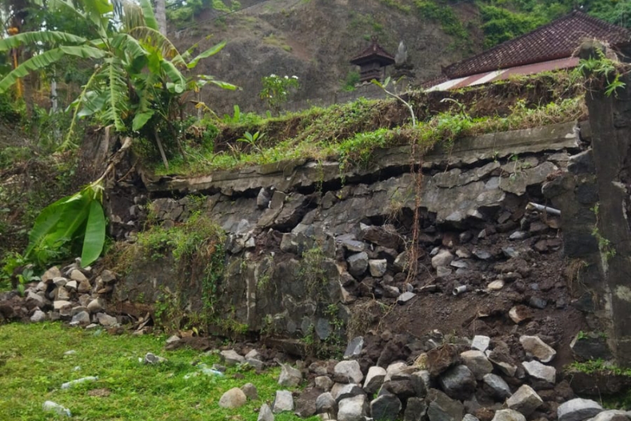 Hujan Lebat, Senderan Depan Pura Guwa Gunaksa Tergerus 2 | BALIPOST.com