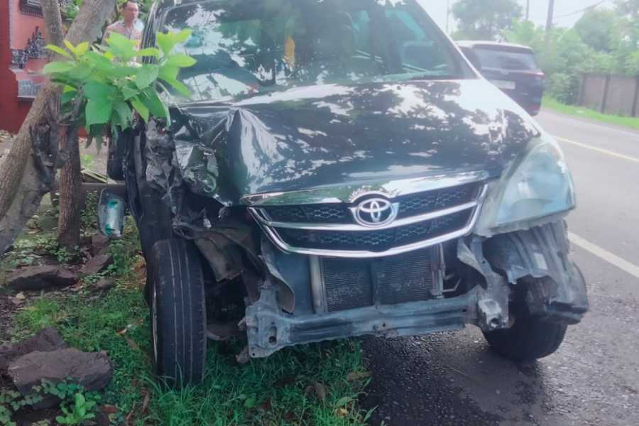 Lakalantas di Jalan Denpasar-Gilimanuk, Sebuah Mobil Ringsek | BALIPOST.com