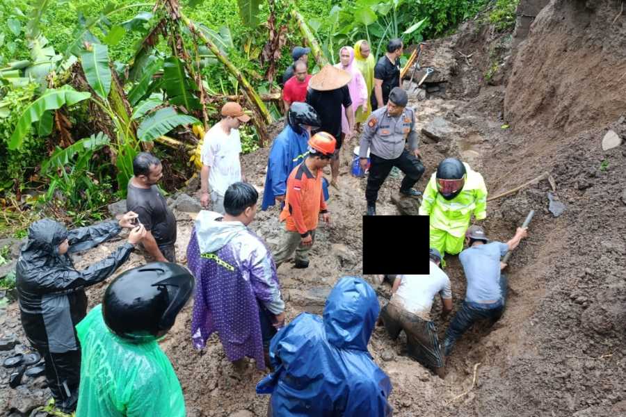 Longsor di Desa Mas, Dua Pekerja Tewas Tertimbun | BALIPOST.com