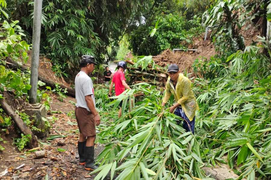 Material Longsoran Tutup Akses Jalan di Desa Jagapati Badung | BALIPOST.com