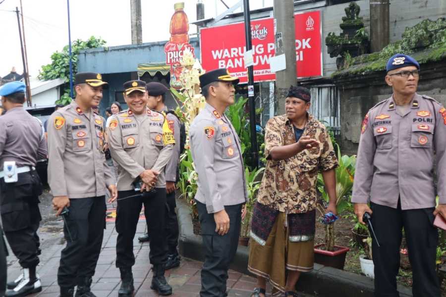Pastikan Natal Aman, Kapolres Pantau Pengamanan Gereja 1 | BALIPOST.com Pastikan Natal Aman, Kapolres Pantau Pengamanan Gereja 1 | BALIPOST.com