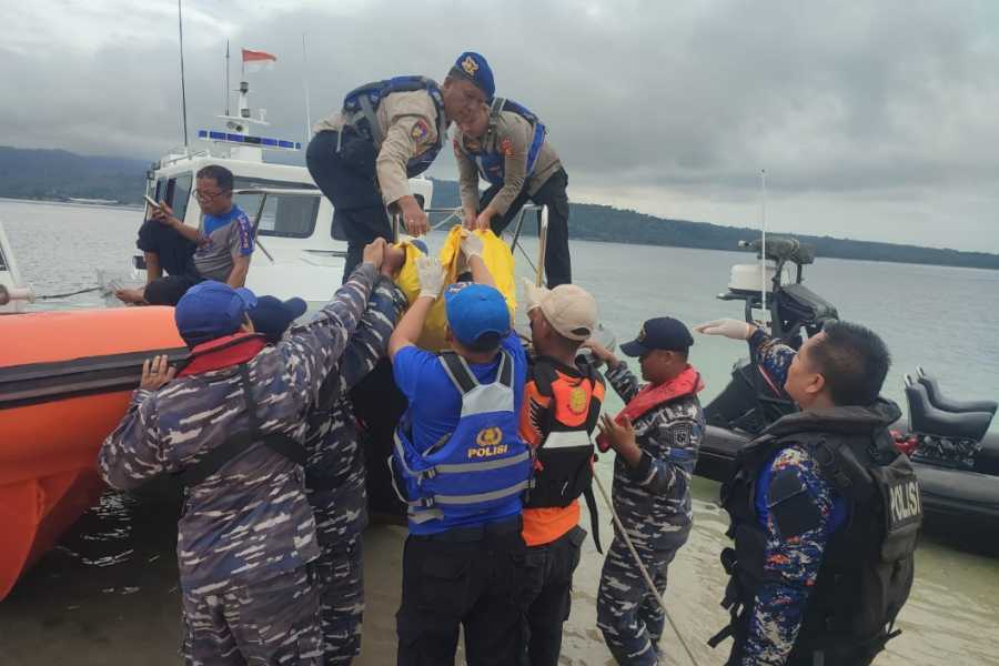Penumpang Ceburkan Diri di Selat Bali Dievakuasi di Perairan Prapat ...