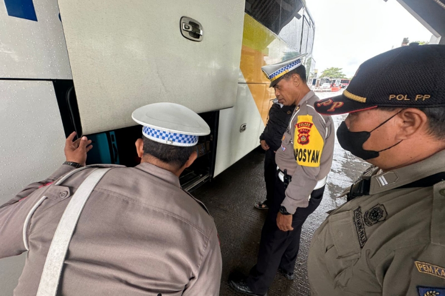 Polisi Intensifkan Pemeriksaan Penumpang di Terminal Mengwi | BALIPOST.com