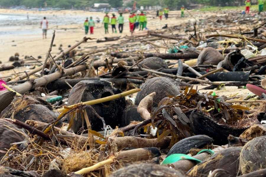 Ratusan Ton Sampah Kiriman Penuhi Pantai Samigita | BALIPOST.com