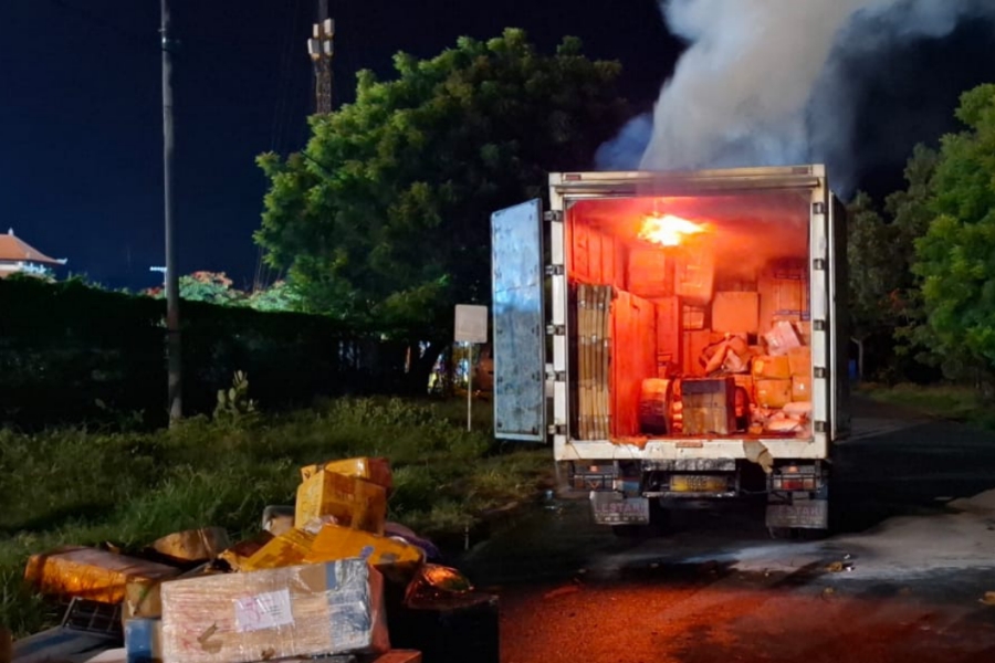 Truk Paket Terbakar di KMP Jambo 8 saat Sandar di Pelabuhan Gilimanuk ...