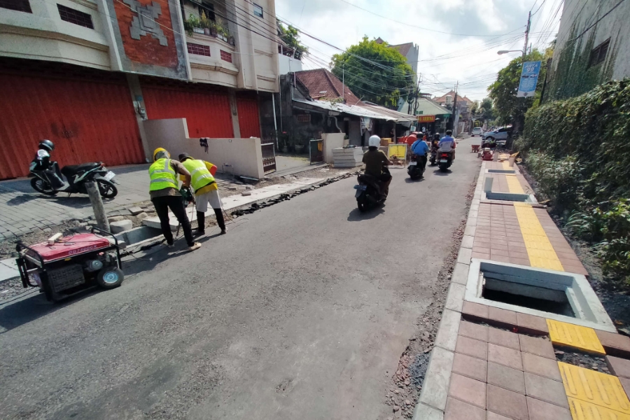Antisipasi Meluapnya Air, Puluhan Titik Saluran Drainase di Denpasar ...