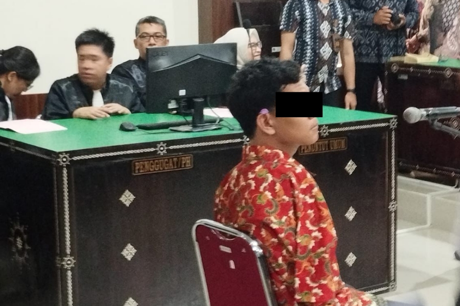 IWAS Jalani Sidang Perdana, Sang Ibu Jatuh Pingsan Sebabkan Anaknya Histeris | BALIPOST.com