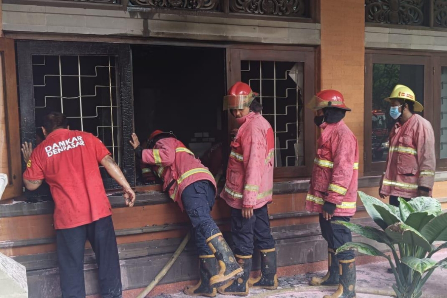 Ruang Humas DPRD Bali Terbakar | BALIPOST.com
