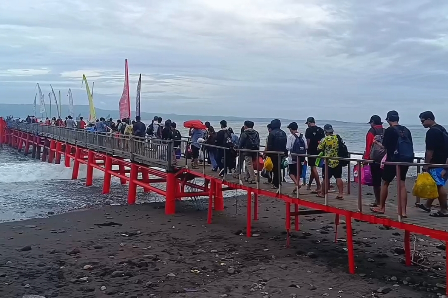 Sambut Buda Cemeng Klawu, Penumpang Membludak di Pelabuhan Angkal Kusamba | BALIPOST.com