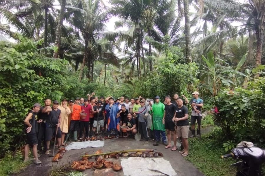 Warga Gotong Royong Perbaiki Jalan Banyucampah Kebung 1 | BALIPOST.com