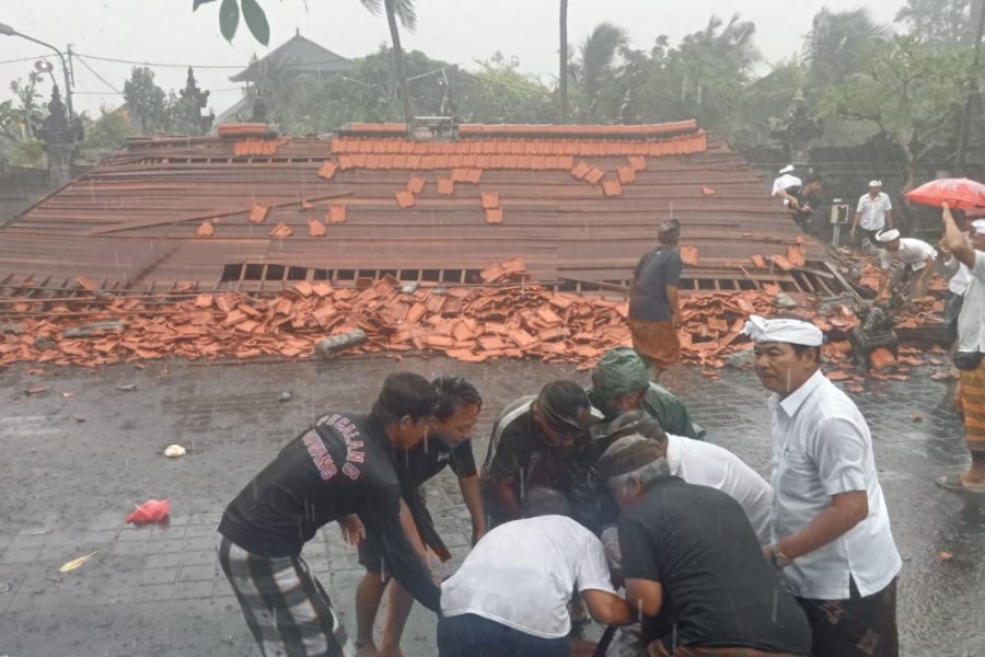 Angin Puting Beliung Landa Gianyar, Balai Pesandekan di Guwang Roboh Sebabkan 7 Orang Luka-luka ...