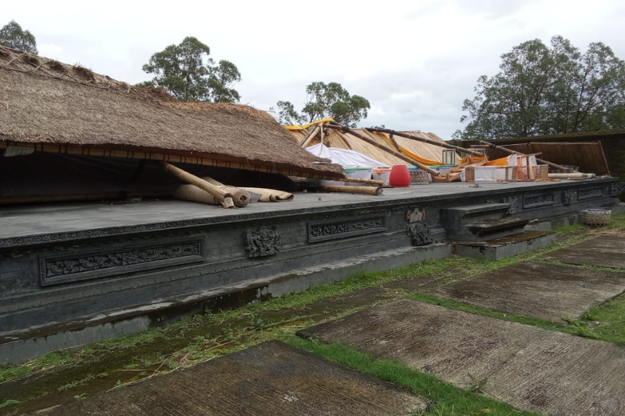 Disapu Angin Kencang, Senderan dan Bale Panjang di Pura Kawitan Pasek ...