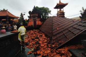 Diterjang Puting Beliung, Bale Gong Pura Maospahit di Canggu Roboh ...