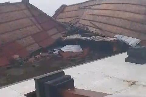 Bangunan Rusak Akibat Angin Kencang Bertambah, Giliran Bale Pesandekan ...