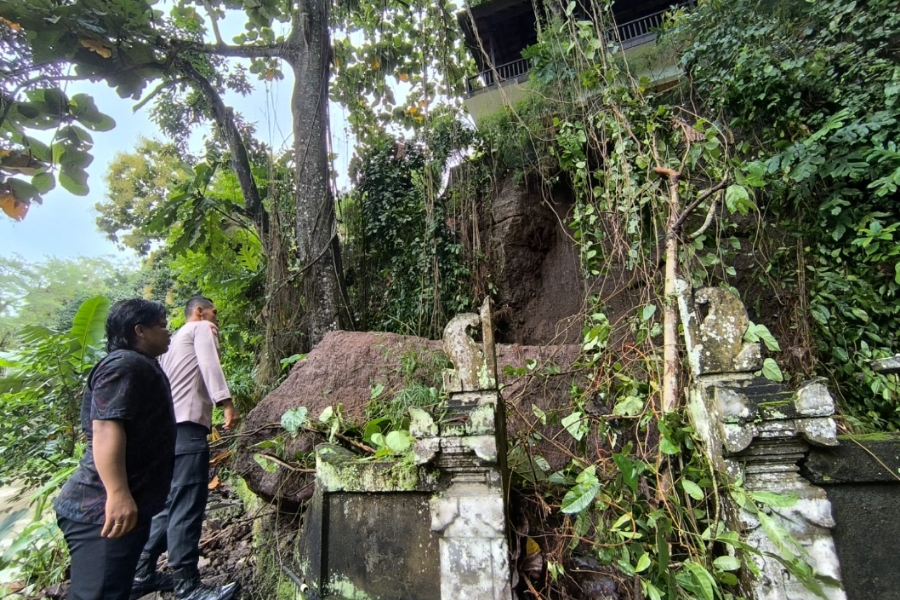 Longsor Batu Besar Terjang Pura Beji Pancoran Pamor, Pelinggih dan ...