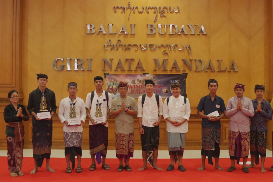 Perlombaan Baligrafi di Puspem Badung, Para Seniman Huruf Unjuk ...