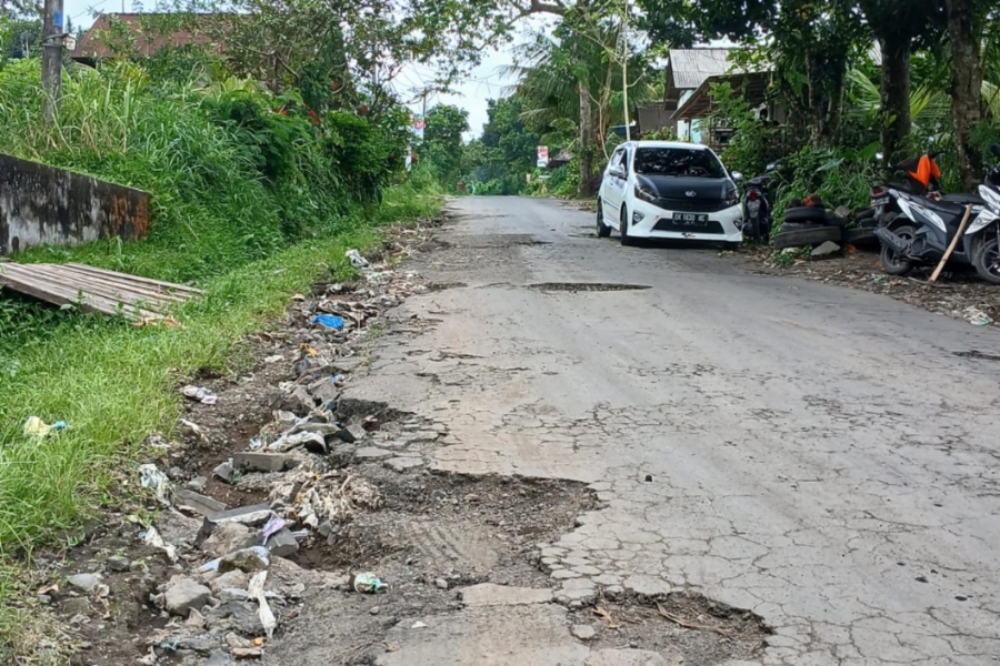 Ruas Jalan Menuju Pura Tapsai dan Desa Ban Berlubang di Sejumlah Titik | BALIPOST.com