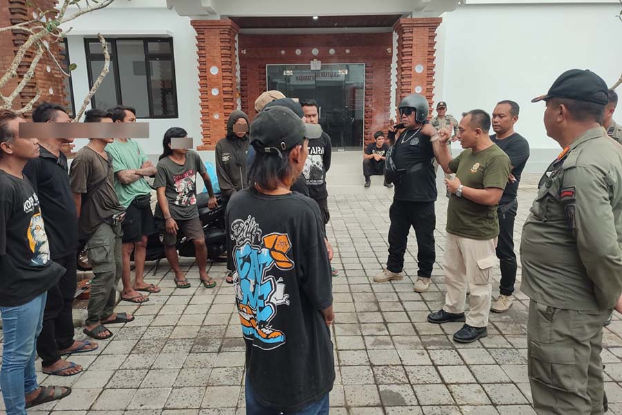 Sepuluh Anak ”Punk” Asal Situbondo Dibina Satpol PP | BALIPOST.com