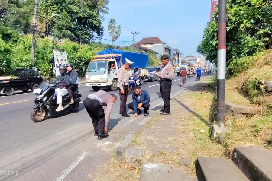 Diduga Jatuh saat Menyalip, Perempuan Pemotor Tewas Terlindas Truk Tronton | BALIPOST.com