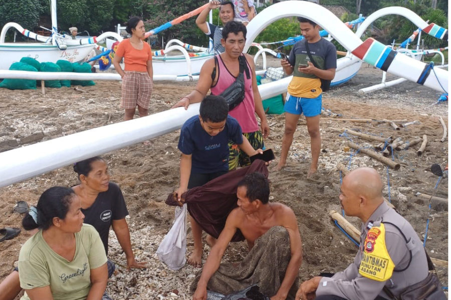 Dihantam Gelombang, Perahu Nelayan Terbalik | BALIPOST.com