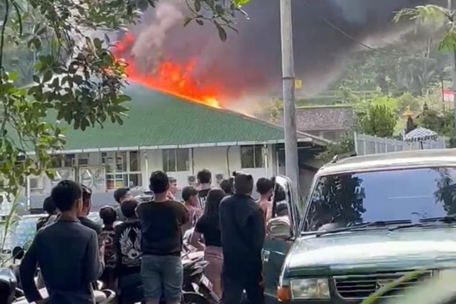 Kebakaran Hebat Landa Pabrik Air Minum di Desa Menanga | BALIPOST.com
