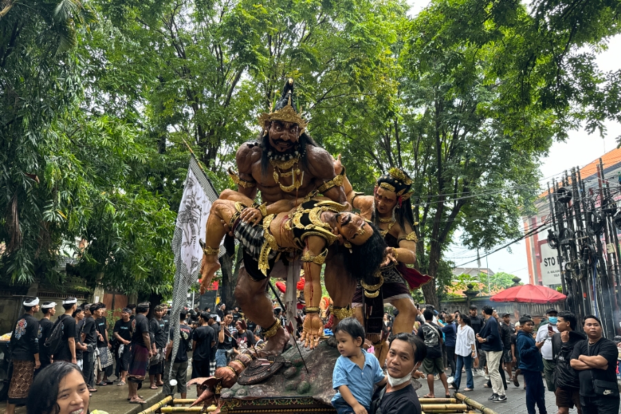 Ogoh Ogoh “ Amrih Konta” Banjar Ujung Kesiman, Angkah Kisah Pewayangan ...