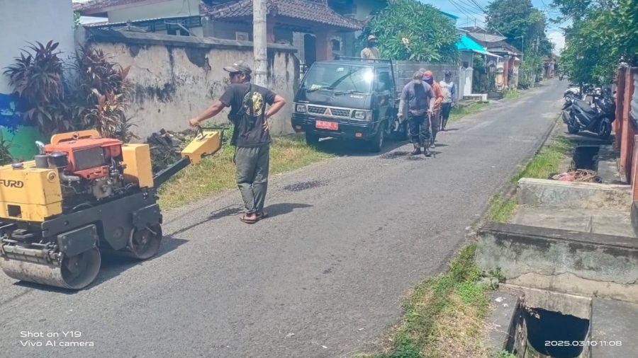 Dinas PUTR Buleleng Kolaborasi Tangani Jalan Rusak dan Berlubang | BALIPOST.com