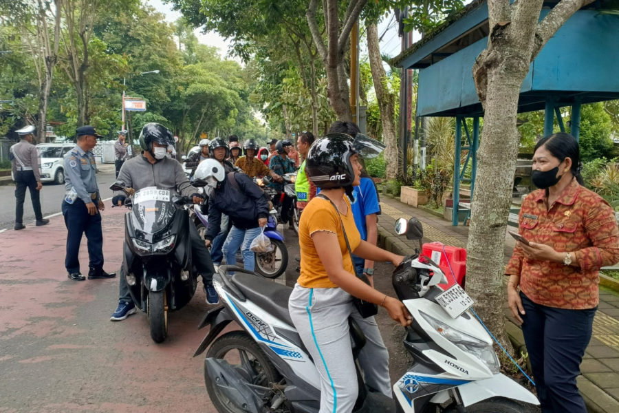 Razia Gabungan Jaring Puluhan Kendaraan Nunggak Pajak | BALIPOST.com