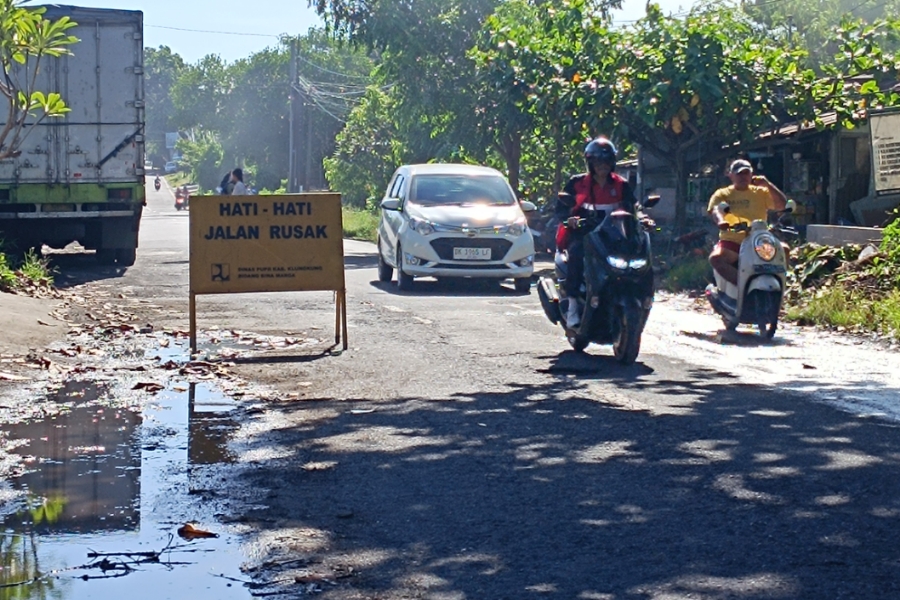 Sering Tergenang Air, Akses Jalan Tojan Takmung Banyak Berlubang 1 ...