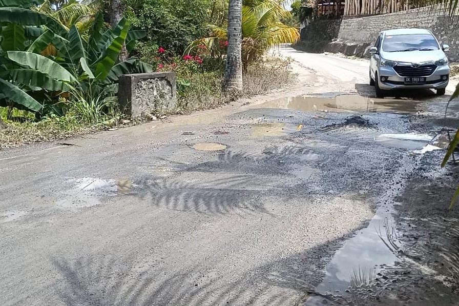 Bertahun-tahun Rusak, Jalan Menuju Klingking Beach Akhirnya Diperbaiki | BALIPOST.com