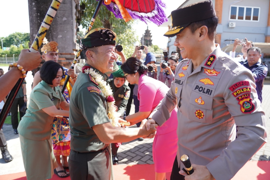 Disambut Kapolda, Pangdam IX/Udayana yang Baru Jalani Tradisi Tepung Tawar | BALIPOST.com