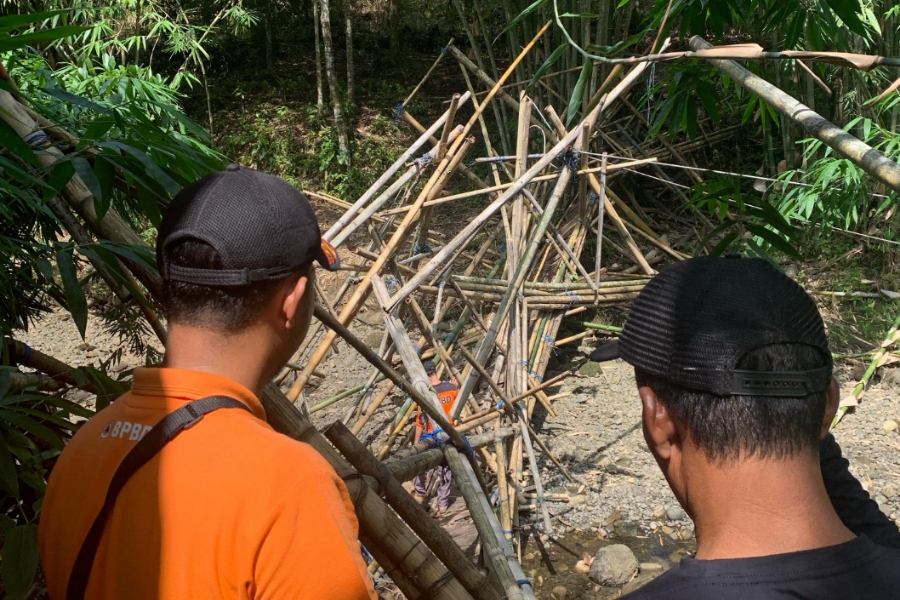 Jembatan Bambu di Yehembang Kauh Kembali Roboh, Belasan KK Terisolasi ...