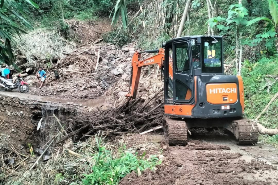 Longsor di Banjar Sega Desa Bunutan, Puluhan KK Terisolir | BALIPOST.com