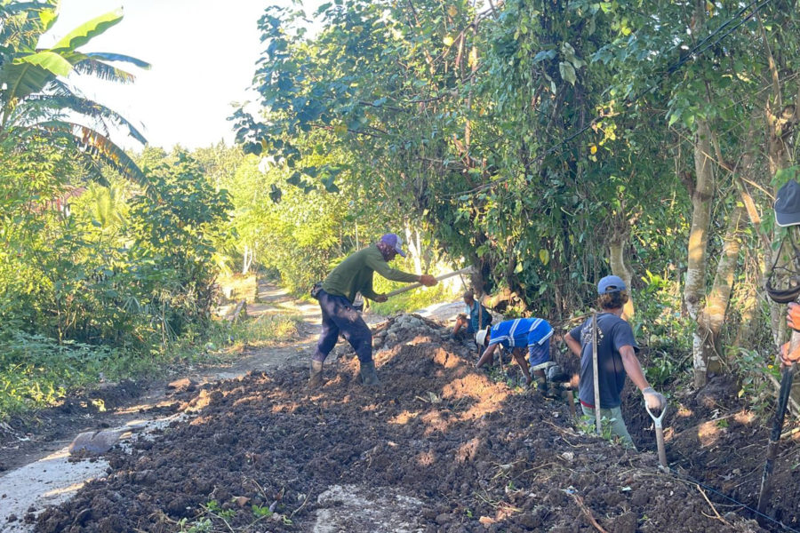 Rusak Bertahun-tahun, Warga Medewi Perbaiki Jalan Sendiri | BALIPOST.com