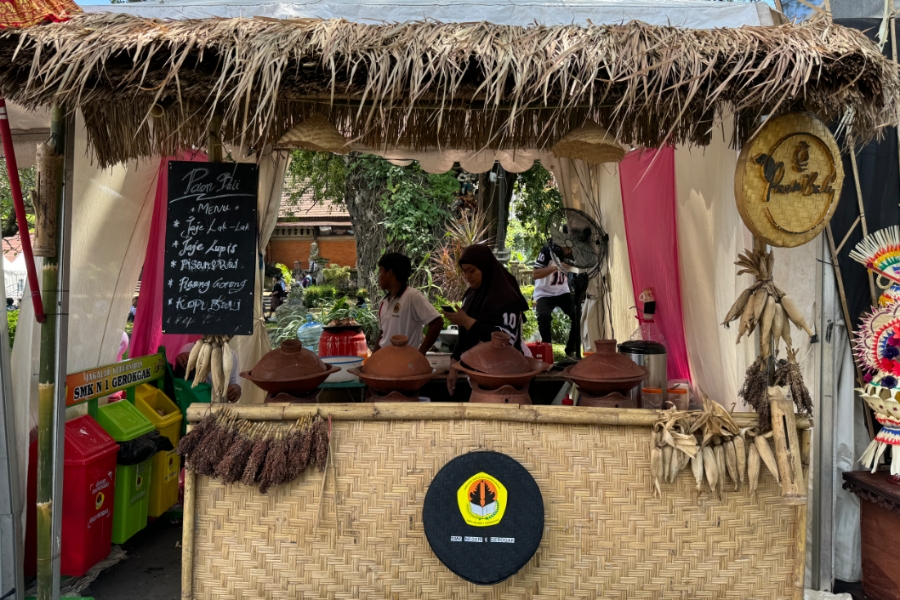 Stand Kuliner Tradisional Diminati Pengunjung SMK Festival 2025 ...