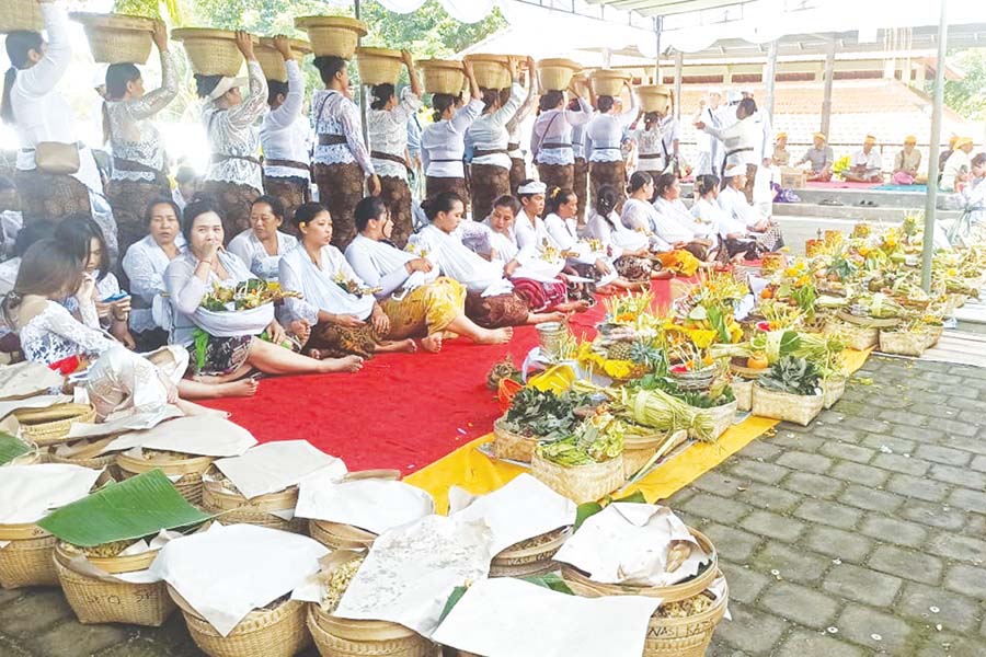 Tradisi “Ngaturin” di Desa Tajun Simbol Bhakti untuk Leluhur | BALIPOST.com