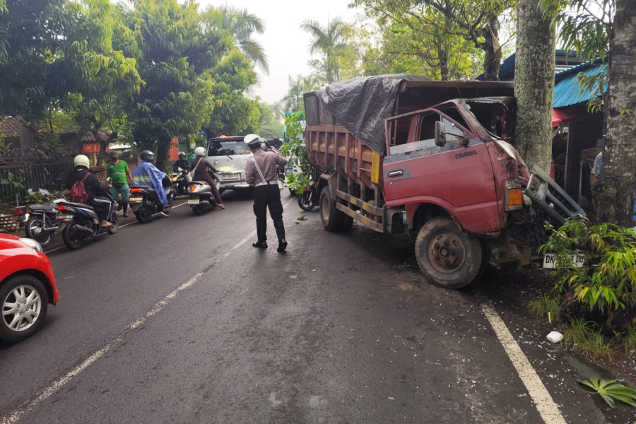 Truk Pengangkut Sampah Milik Desa Lodtunduh Tabrak Pohon Perindang | BALIPOST.com