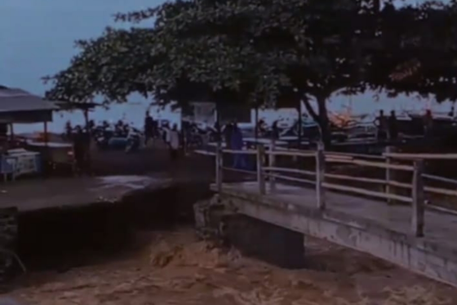 Hujan Deras di Karangasem, Sejumlah Akses Jalan dan Jembatan Putus | BALIPOST.com