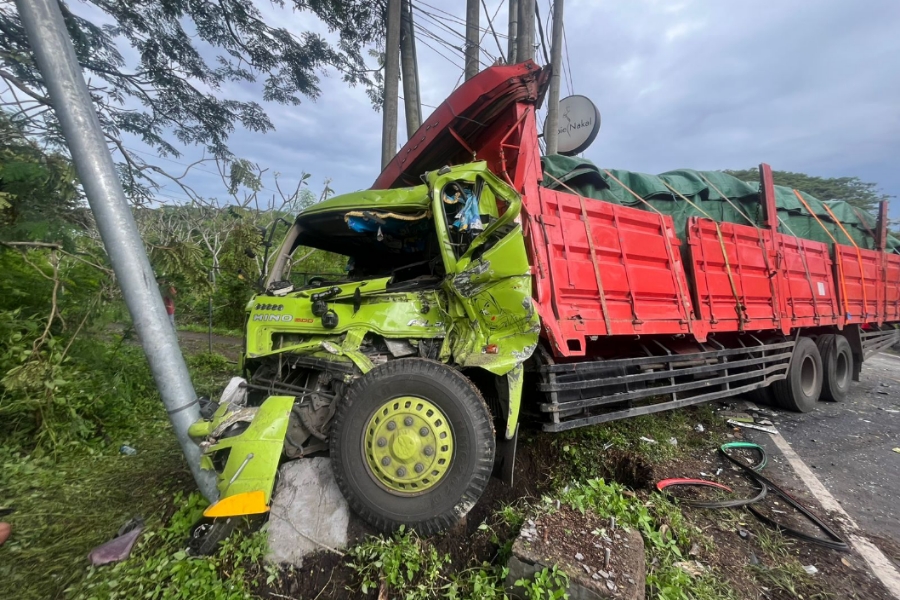 Rem Blong, Truk Sebabkan Lakalantas Beruntun di Selemadeg | BALIPOST.com