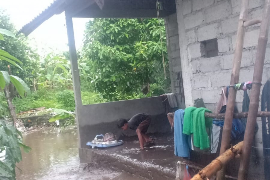 Tanggul Sungai Jebol, Tiga Rumah di Bungaya Terendam Banjir | BALIPOST.com
