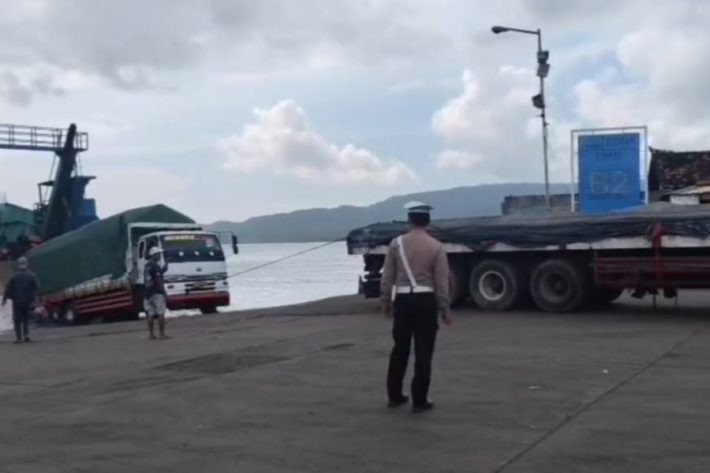 Air Surut, Truk Tronton Tersangkut di Ramdoor KMP Pancar Indah | BALIPOST.com