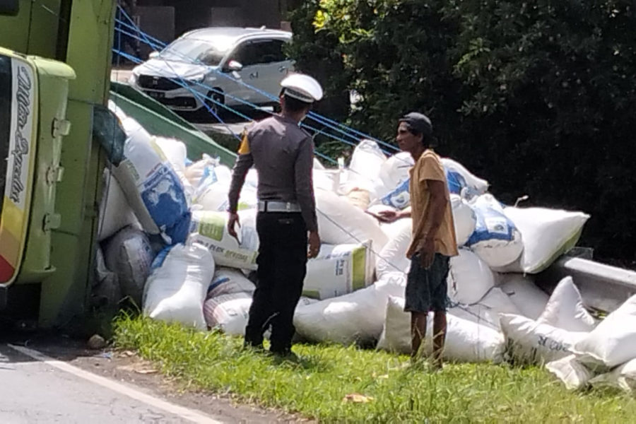 Kelebihan Muatan, Truk Pengangkut Dedak Terguling di Jalur Utama Manggis | BALIPOST.com