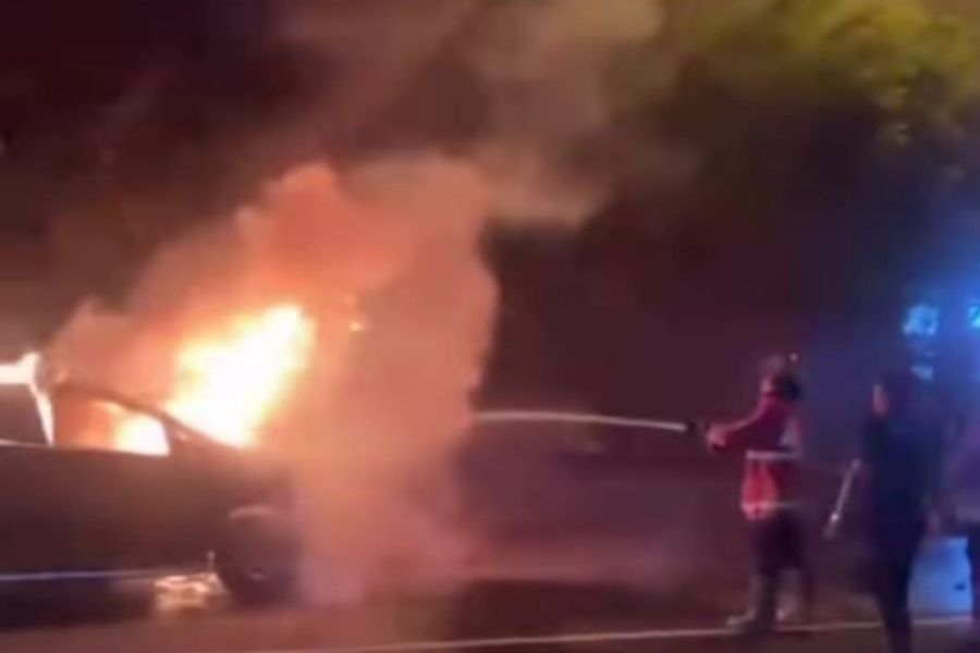 Sempat Terjadi Ledakan, Mobil Terbakar di Jl. Hayam Wuruk | BALIPOST.com